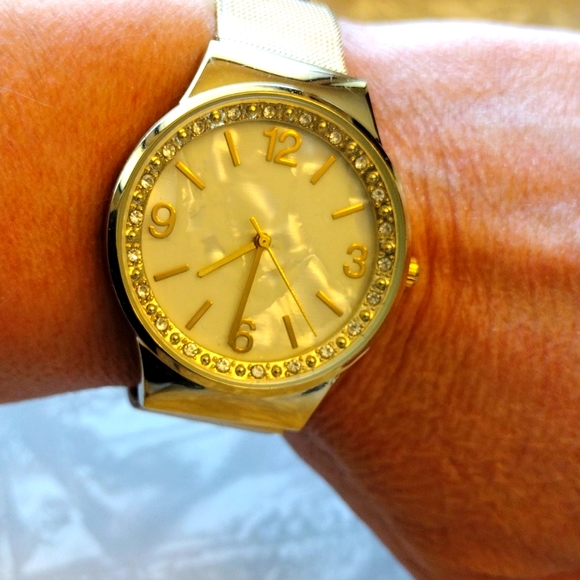 Ding Feng | Accessories | Ding Feng Pearl Face Diamond Framed Watch ...